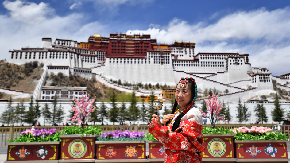 Le panchen Rinpoche participe à des activités religieuses au Tibet