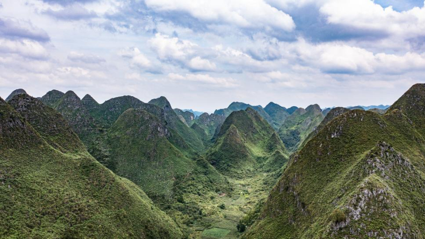 Panorama : paysage de collines verdoyantes au Guizhou